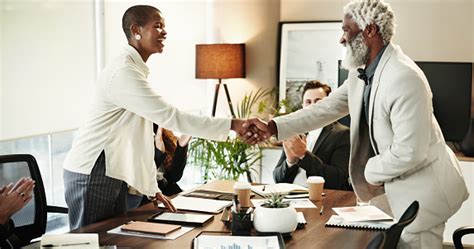 사업가 회의에서 팀워크 거래 또는 B2b 계약에 대한 박수와 함께 악수 및 회의 그룹 직원 또는 동료가 포함 승진 또는 감사를 위해 박수를 치고 악수합니다 25 29세에