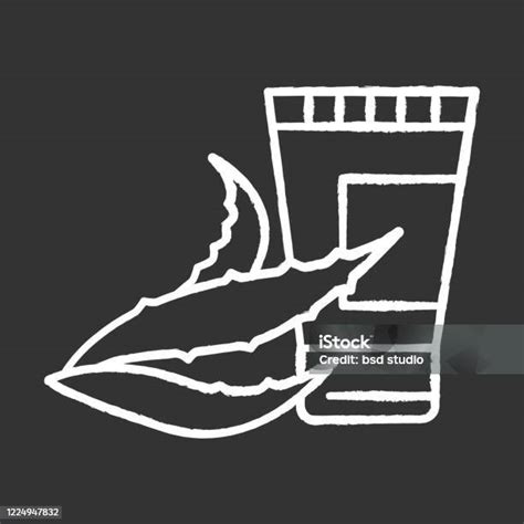 검은 색 배경에 유기 크림 분필 흰색 아이콘입니다 식물 성 로션 알로에 베라 추출물을 함유한 젤 천연 화장품 유기농 샴푸 절연 벡터 칠판 그림 0명에 대한 스톡 벡터 아트