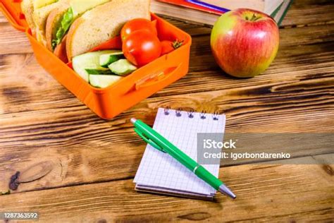 메모장 펜 잘 익은 사과 나무 테이블에 샌드위치 오이 토마토와 책과 도시락의 스택 0명에 대한 스톡 사진 및 기타 이미지 0명 개념 개체 그룹 Istock