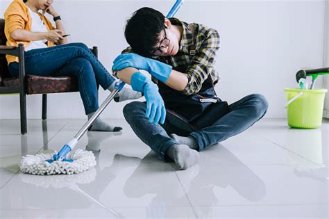 내부 관리와 청소 개념 가정에서 바닥에 청소 하면서 걸 레를 사용 하 여 먼지를 닦아 파란색 고무 장갑에 피곤된 남자 남편 가사 집안일에 대한 스톡 사진 및 기타 이미지