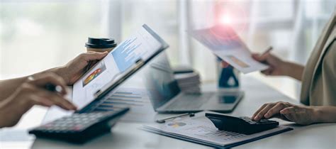 종이 문서 계정 계약 투자 컨설턴트 노트북 및 분석 기술을 사용하는 기업 마케팅 계획에 대한 재무 수치를 작업하고 분석하는 비즈니스 동료 태블릿에 대한 스톡 사진 및 기타