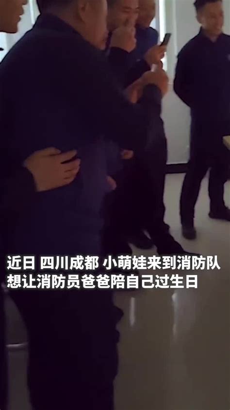 小男孩过生日收到一箱试卷小脸瞬间垮了 凤凰网视频 凤凰网