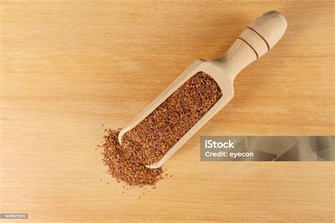 루이보스 차 매체는 나무 판에 나무 국자로 자릅니다 루이보스 라틴어 아스팔라투스 리니어리스 향초 허브 티 식품 성분 평면도 관목에 대한 스톡 사진 및 기타 이미지 Istock