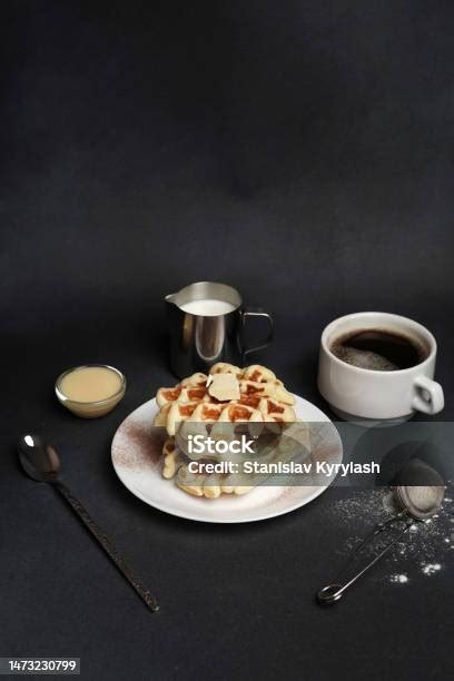 맛있는 와플 플레이트 카라멜 소스 커피 컵 우유 디저트 스푼 검은 콘크리트 배경에 여과기로 만든 수제 요리 복사 공간 0명에 대한 스톡 사진 및 기타 이미지 Istock