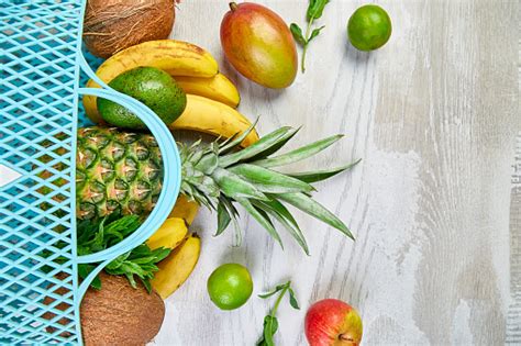 흰색 배경에 유기농 이국적인 과일이있는 식료품 쇼핑 백 재사용 가능한 쇼핑 백에서 흘러 나온 신선한 열대 과일의 다양한 평지 건강한 식단과 영양 식품의 개념 공간을