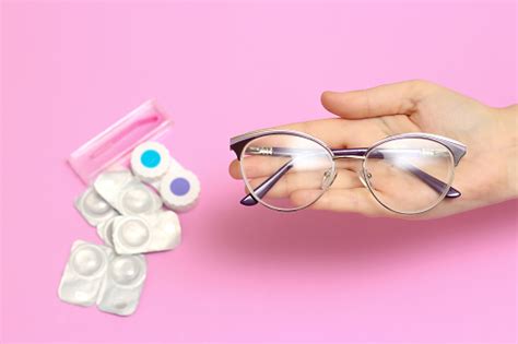 분홍색 배경에 안경과 콘택트 렌즈 시력 보정 시력을 위한 안경 안경 이나 콘택트 렌즈 안경에 대한 스톡 사진 및 기타 이미지 Istock