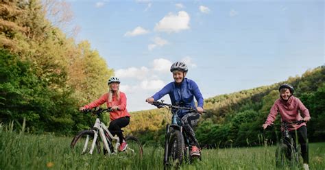 행복한 활동적인 노인 여성 친구들은 초원의 자연 속에서 야외에서 함께 자전거를 타고 있습니다 사진 Unsplash의 자전거 이미지
