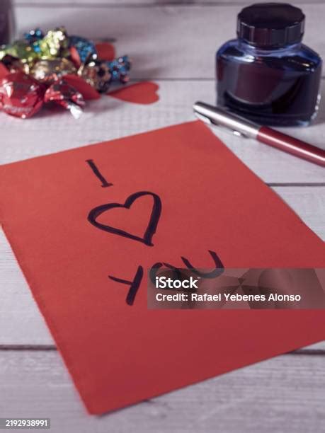 I And You라는 단어가 새겨진 레드 카드는 영어로 I Love You라는 문구를 상징합니다 초콜릿 촛불 펜 잉크병이 있는 흰색 나무 배경 0명에 대한 스톡 사진 및