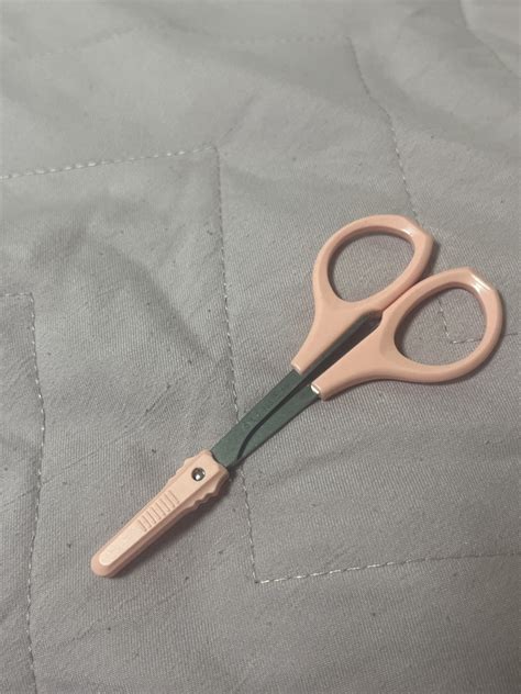 섬세하게 잘 잘리구 가위 날이 곡선으로 약간 휘어 있어서 눈썹 다듬을 때 너어어무 좋아요