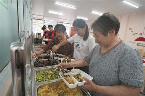 社区食堂开业炒菜机器人精准控制糖盐油 家门口就能吃上暖心餐
