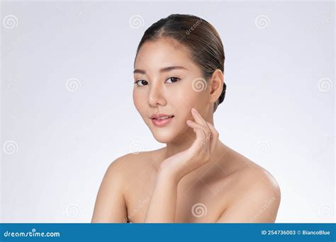 Retrato De Una Jovencita Preciosa Posando Un Gesto De Belleza Con Piel Limpia Y Fresca Imagen