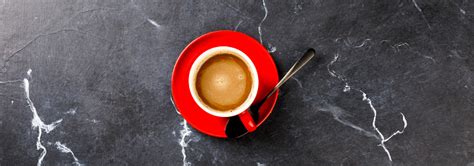 어두운 대리석 배경에 빨간 컵에 커피 카푸치노 또는 라 떼 텍스트의 공간을 복사 합니다 평면도 평평한 누워 배너 갈색에 대한