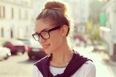 Девушка с пучком 75 фото