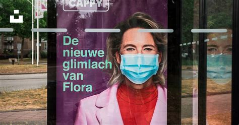 파란색 선글라스를 쓴 분홍색 셔츠를 입은 여자 사진 Unsplash의 무료 헬레보츠루이스 이미지