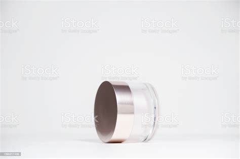 단단한 그림자가있는 흰색 테이블 위에 흰색 회색 배경에 고립 된 크림 항아리를 모의합니다 제품의 세련된 모습 정체성 0명에 대한 스톡 사진 및 기타 이미지 Istock