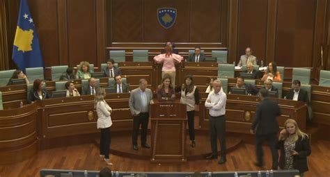 Deputetët E Pdk Së Rrethojnë Foltoren E Kuvendit Gazeta Express