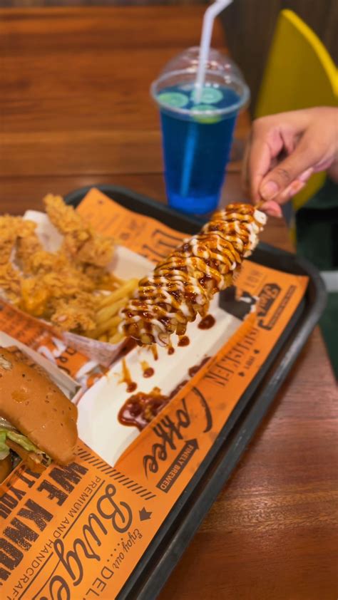 The Correct Way To Eat Burleys Burger 🍔 😋 Zafra Burleys