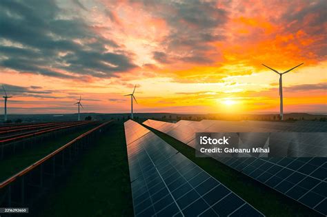 풍차 터빈 공원의 조감도 녹색 에너지 전기를 생성합니다 태양 전지판은 일몰 시 공원과 풍력 터빈을 설치합니다 친환경 에너지는 탄소 배출량을 줄이고 지구를 더 깨끗하고