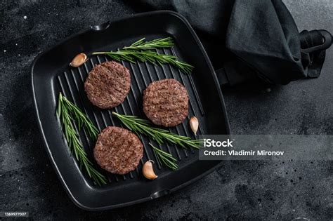 그릴 팬에 향신료와 구운 햄버거 고기 패티 검은 색 배경 위쪽 보기 가루로 빻은에 대한 스톡 사진 및 기타 이미지 가루로 빻은 돈가스 검은색 Istock