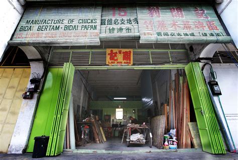 星洲日報大霹靂 一家老店，一位老师傅，在首首老歌的伴奏下，将一片片的木条和竹条串连起来，从年少到白头，日复一日，编