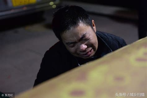 一个人跪着哭的图片 一个人安静的图片 大山谷图库