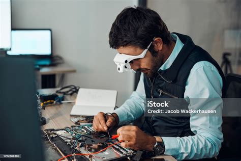 기술자 컴퓨터 및 엔지니어는 작업장이나 상점에서 마더보드 미세 회로 또는 전자 장치를 수리합니다 사람 남자 그리고 남자가