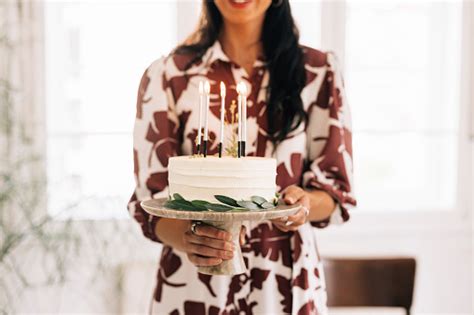 릿 촛불로 아름답게 배열 된 생일 케이크를 들고있는 인식 할 수없는 행복한 여성 생일에 대한 스톡 사진 및 기타 이미지 생일 케이크 나름 Istock