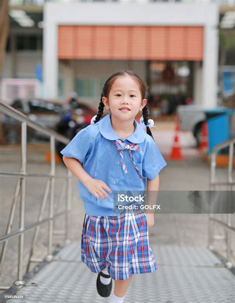 귀여운 작은 아시아 어린이 소녀 교복을 입고 금속 계단을 뛰어 올라갑니다 2 3 살에 대한 스톡 사진 및 기타 이미지 2 3 살 계단 및 층계 교육 Istock