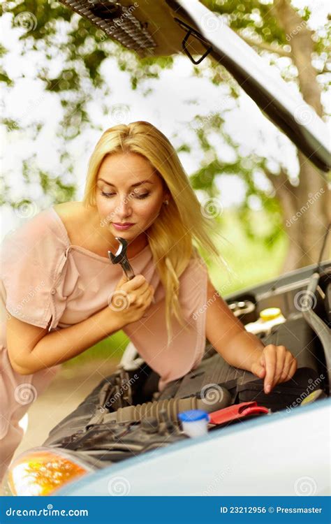 Vrouw Met Moersleutel Stock Foto Image Of Aantrekkelijk