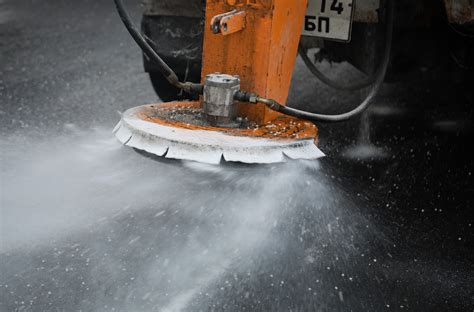 Зам талбай цэвэрлэх халтиргаа гулгааг арилгах ажил үргэлжилж байна