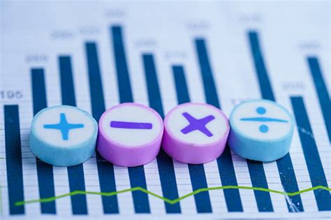 수학 기호 차트 그래프 스프레드 시트 금융 은행 계좌 통계 투자 분석 연구 데이터 경제 증권 거래소 거래 모바일 사무실 보고 비즈니스 회의 개념 개발에 대한 스톡 사진 및