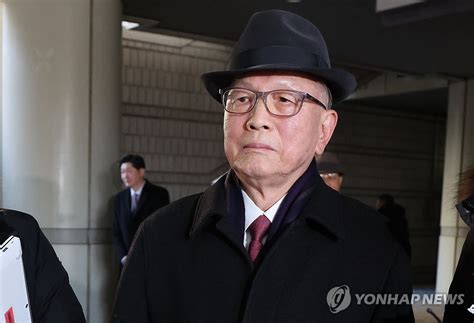 선고공판 마친 김기춘 연합뉴스