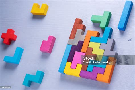 논리적 사고의 개념입니다 나무 바탕에 기하학적 인 모양입니다 디자인에 대한 스톡 사진 및 기타 이미지 디자인 사색 개념 Istock