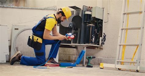 El Electricista Realiza Una Investigación Anual Del Sistema Hvac Montando Medidores De Colector