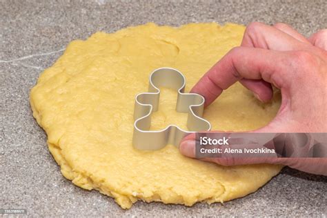 회색 배경에 원시 압연 반죽에서 진저 브레드 남자의 모양을 절단 요리사의 손 가정 주방에 대한 스톡 사진 및 기타 이미지 가정 주방 가정의 방 갈색 Istock