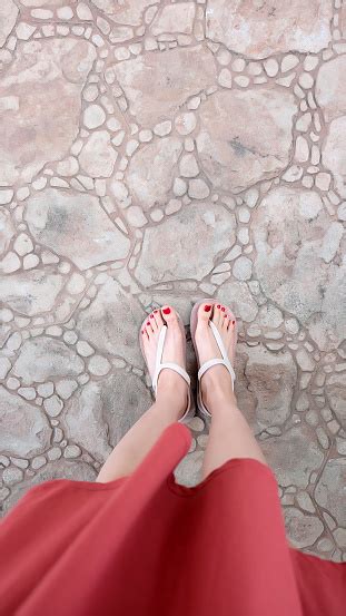 아름다움과 패션 컨셉 시멘트 바닥 배경 상단보기에 서 골드 샌들 신발과 빨간 손톱을 입고 셀카 발 가냘픈에 대한 스톡 사진 및 기타 이미지 Istock