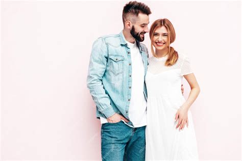 Сексуально улыбающаяся красивая женщина и ее красивый парень Бесплатно Фото