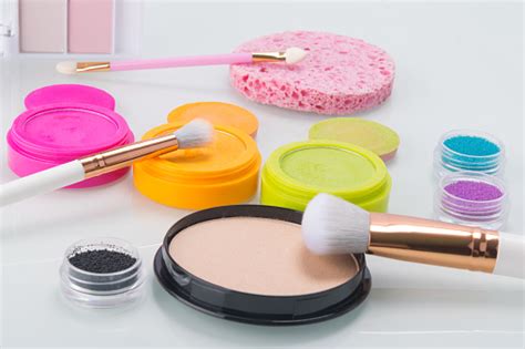 메이크업 제품 세트분말 그림자 및 여러 가지 빛깔의 분말로 헤어 장식 흰색 테이블에 0명에 대한 스톡 사진 및 기타 이미지 0명 갈색 개체 그룹 Istock