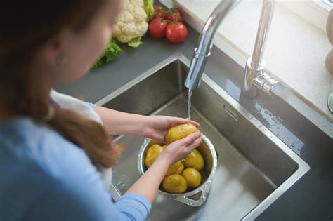 집에서 부엌 싱크대에서 감자를 헹구는 인식 할 수없는 여성의 샷 30 34세에 대한 스톡 사진 및 기타 이미지 30 34세 건강한 식생활 날것 Istock