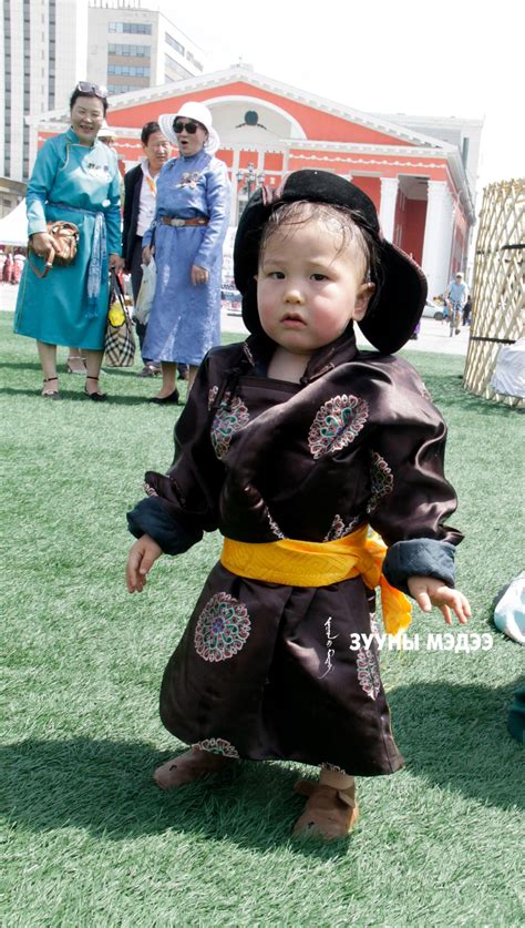 Фото Дээлтэй Монгол наадамд хүүхэд залуус идэвхтэй оролцлоо