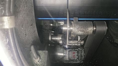 제재소 원형 톱 기계입니다 플라스틱 물 파이프 공장 제조입니다 물과 공기 압력의 사용과 기계 도구에 플라스틱 튜브를 만드는 과정 Rotary International에 대한