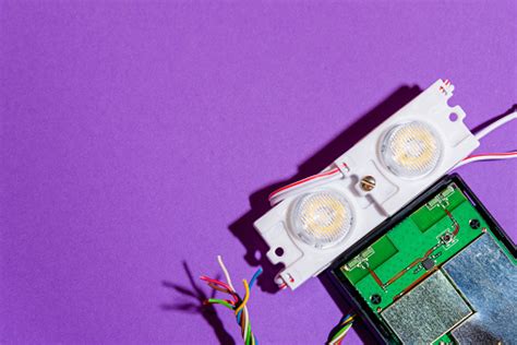 손으로 만든 로봇은 Arduino 플랫폼에 평평하게 놓여 있습니다 Diy Ai 스팀퍼플 배경입니다 어린이와 청소년 로봇 공학 및