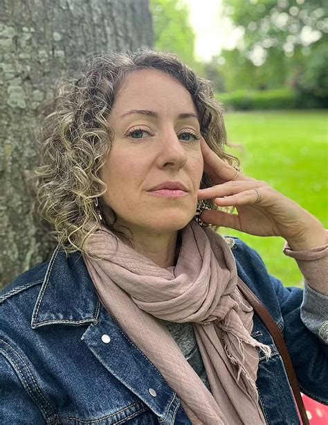 زن ۴۵ ساله‌ای ادعا می‌کند که با یک درخت بلوط رابطه شهوانی دارد