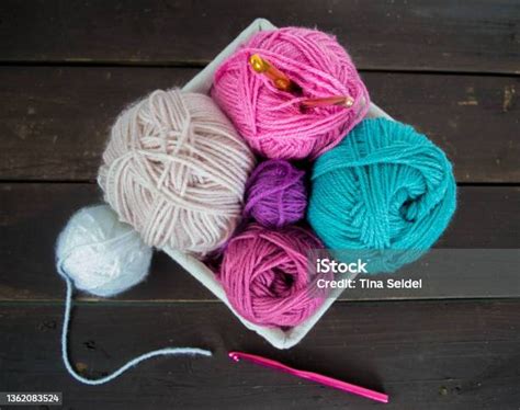 크로 셰 뜨개질 후크와 수공예에 대한 어두운 갈색 나무 땅에 다채로운 모직 공 0명에 대한 스톡 사진 및 기타 이미지 0명 Diy 갈색 Istock