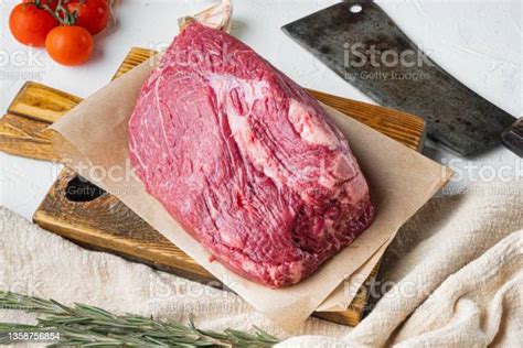 쇠고기 는 흰색 배경에 오래된 정육점 칼과 나무 도마에 원시 잘라 로스트 비프에 대한 스톡 사진 및 기타 이미지 로스트 비프 송아지 소고기 흰색 배경 Istock