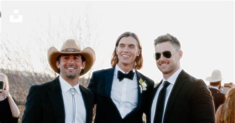 정장과 넥타이를 맨 세 남자가 사진을 찍기 위해 포즈를 취하고 있다 사진 Unsplash의 무료 몬타나 이미지