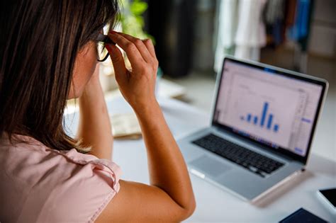 책상에서 노트북을 사용할 때 파란 빛을 켜고 안경을 막는 사업가 기업 재무와 산업에 대한 스톡 사진 및 기타 이미지 기업 재무와 산업 기업가 노트북 Istock