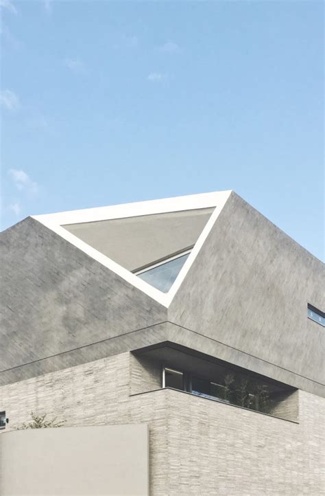 Augmented Reality Architects Wraps House With Courtyards To Create Private Home