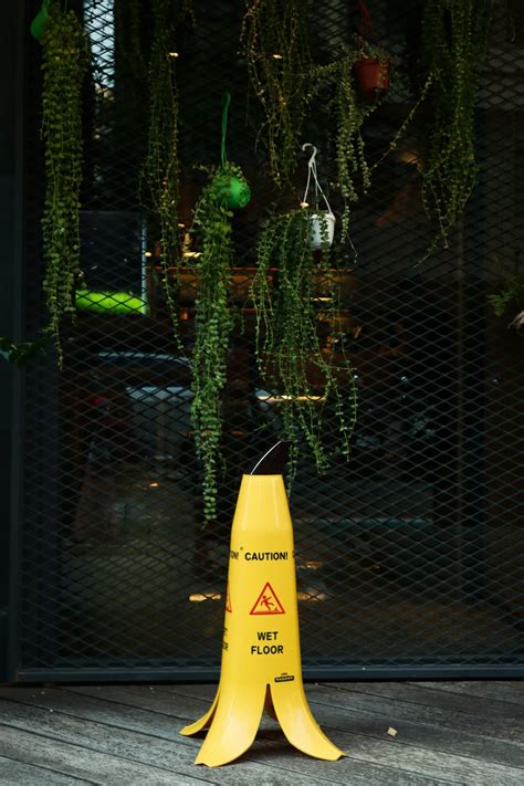 노란색과 검은 색주의 젖은 바닥 표지판 사진 Unsplash의 무료 구슬 이미지