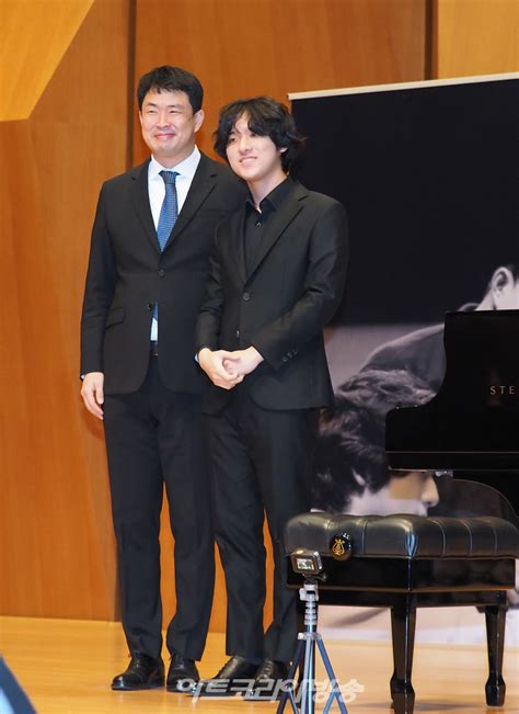 [ak포토] 임윤찬 홍석원 밝은 미소로 화답